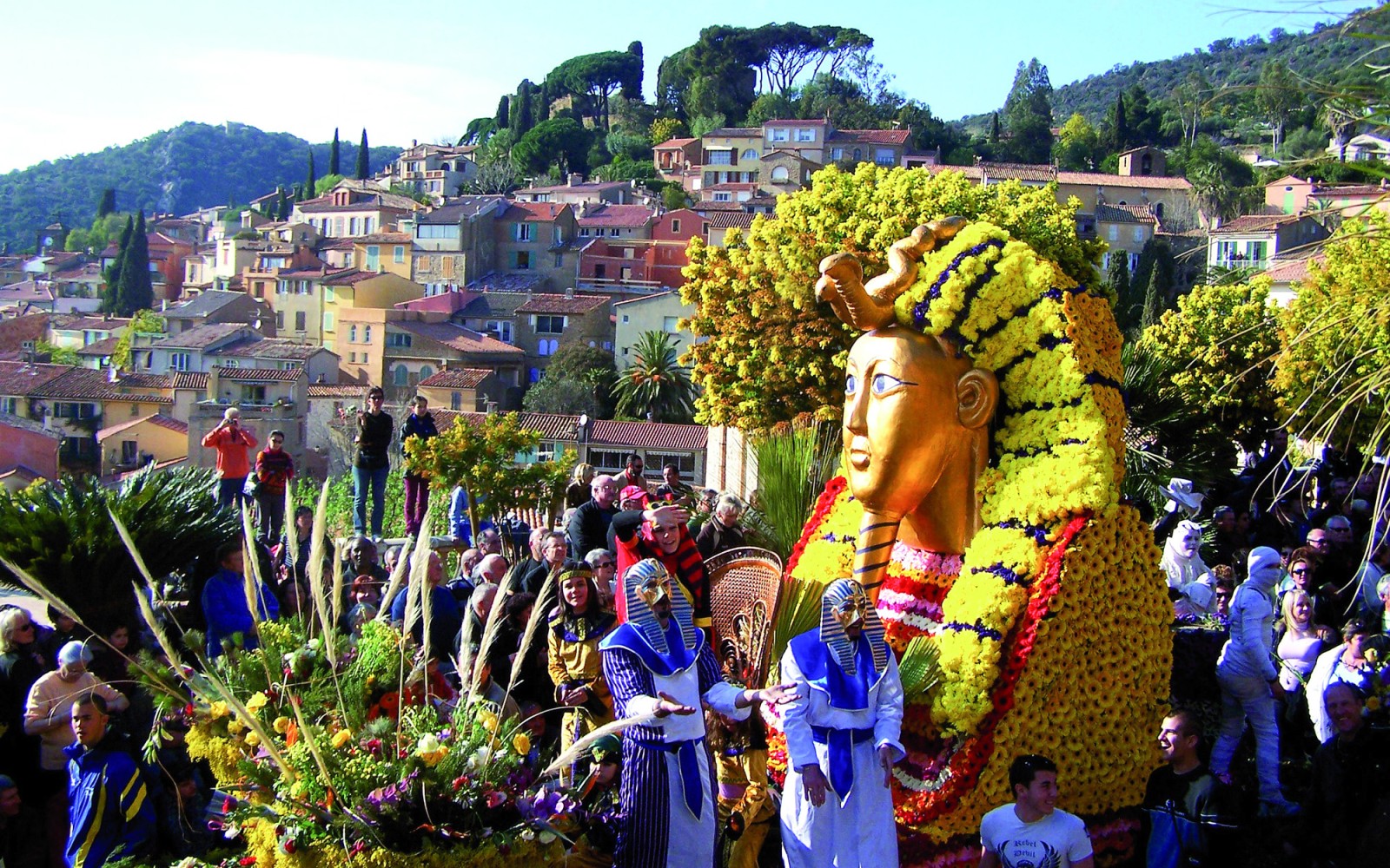 Bormes les Mimosas the flower village on the French coast ...