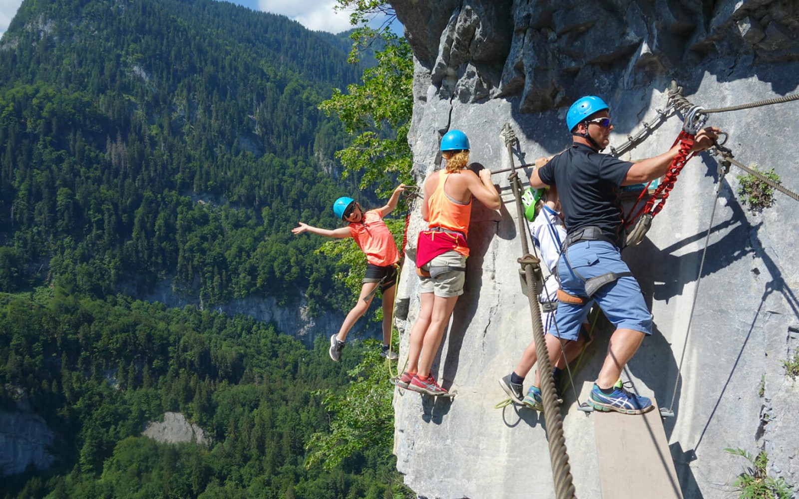 Via Ferrata dans les Alpes françaises - Francecomfort Parcs de vacances