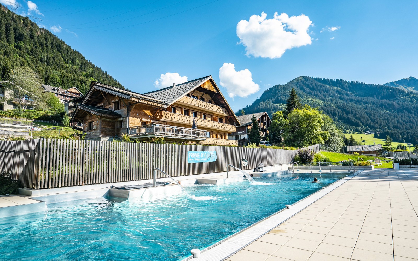 Forme d O zwembad Chatel - Francecomfort Vakantieparken