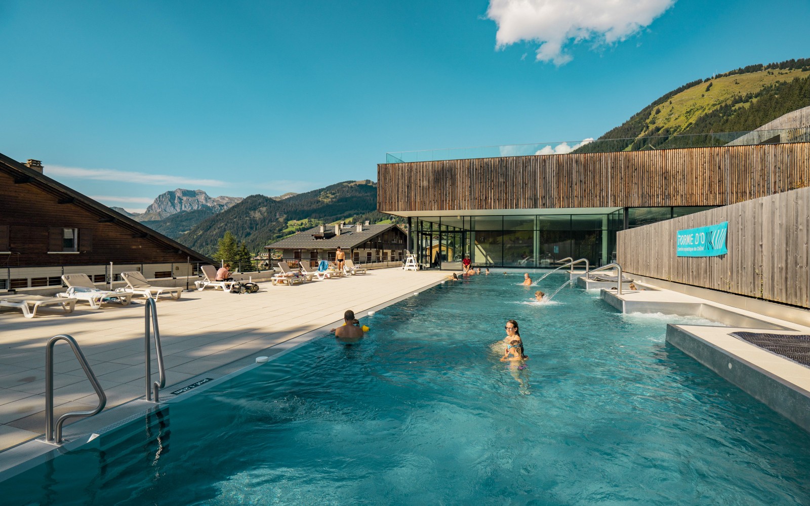 Forme d O zwembad Chatel - Francecomfort Vakantieparken